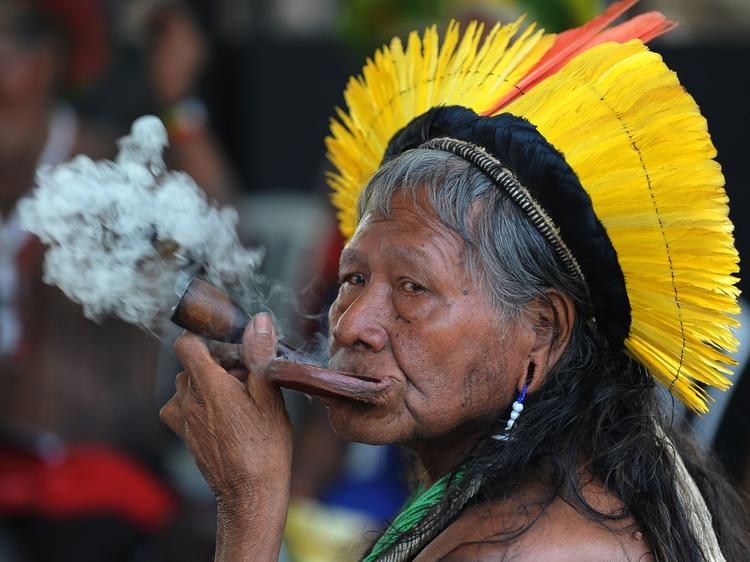 Des Indiens dans la ville en marge de Rio+20