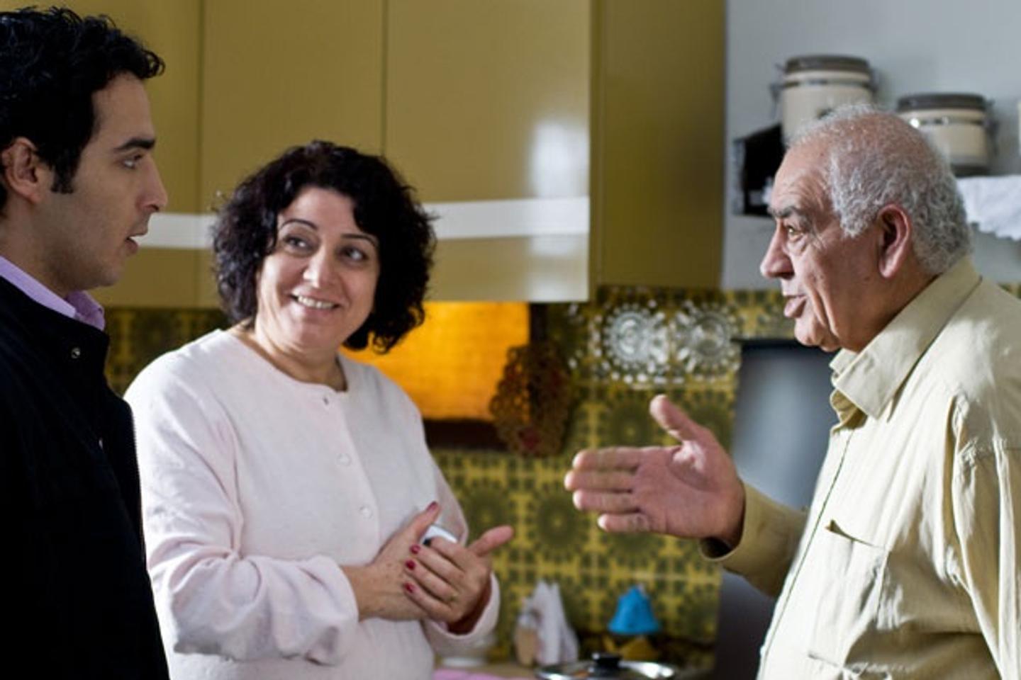 "Téléphone arabe" : une comédie douce-amère sur la condition d'Arabe ...