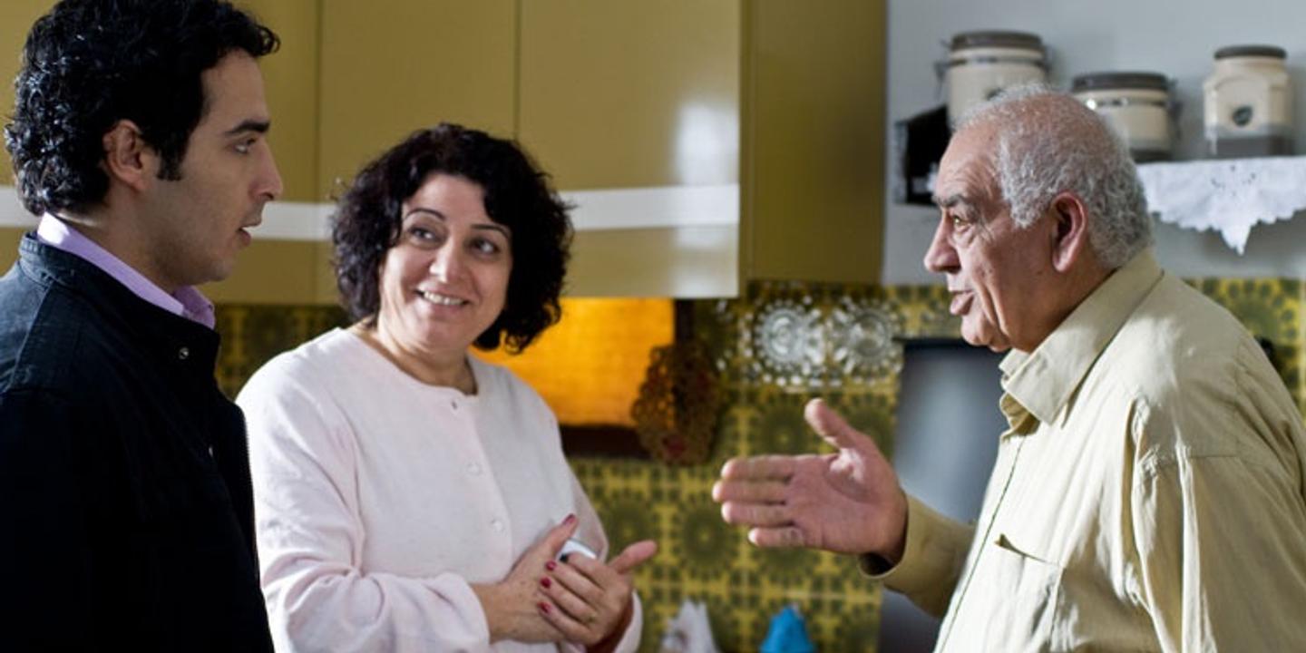 "Téléphone arabe" : une comédie douce-amère sur la condition d'Arabe ...