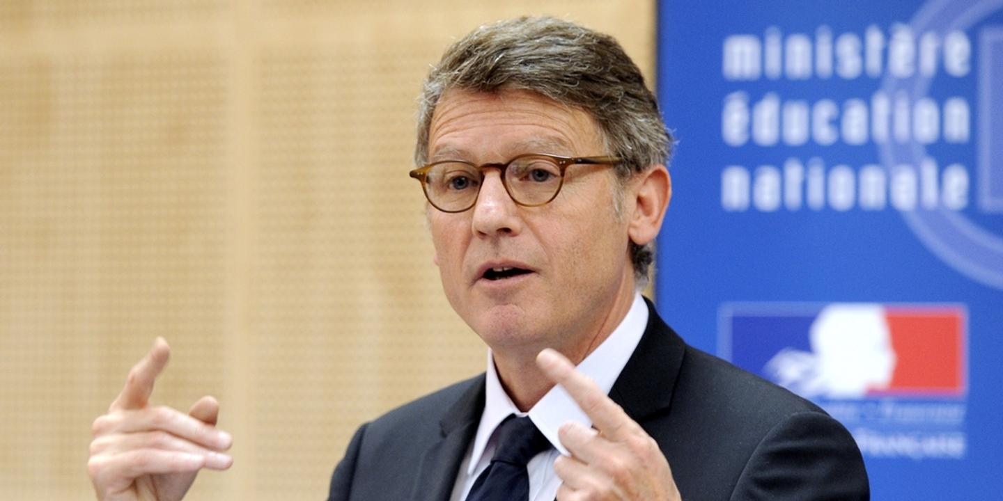 Le ministre de l'éducation joue au bon élève du gouvernement