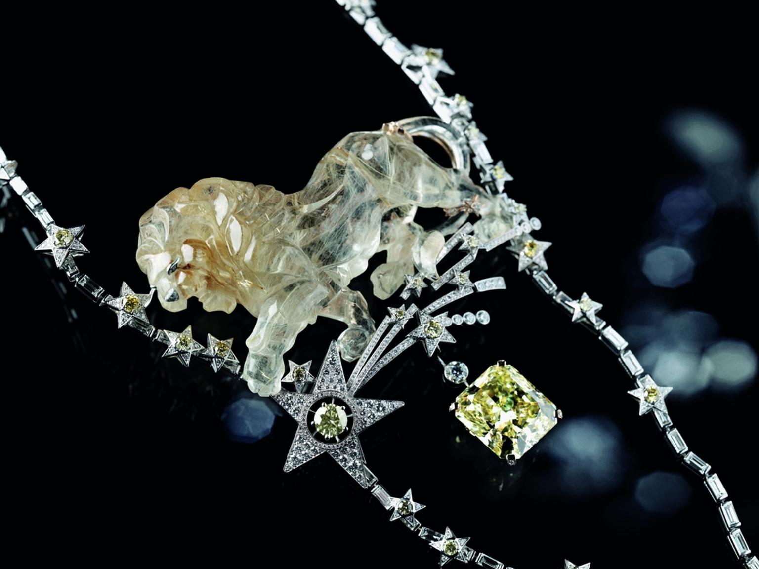 Huit décennies de bijoux Chanel réunies dans un livre