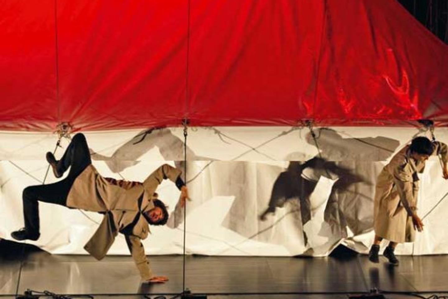 Sous le chapiteau, un chapiteau