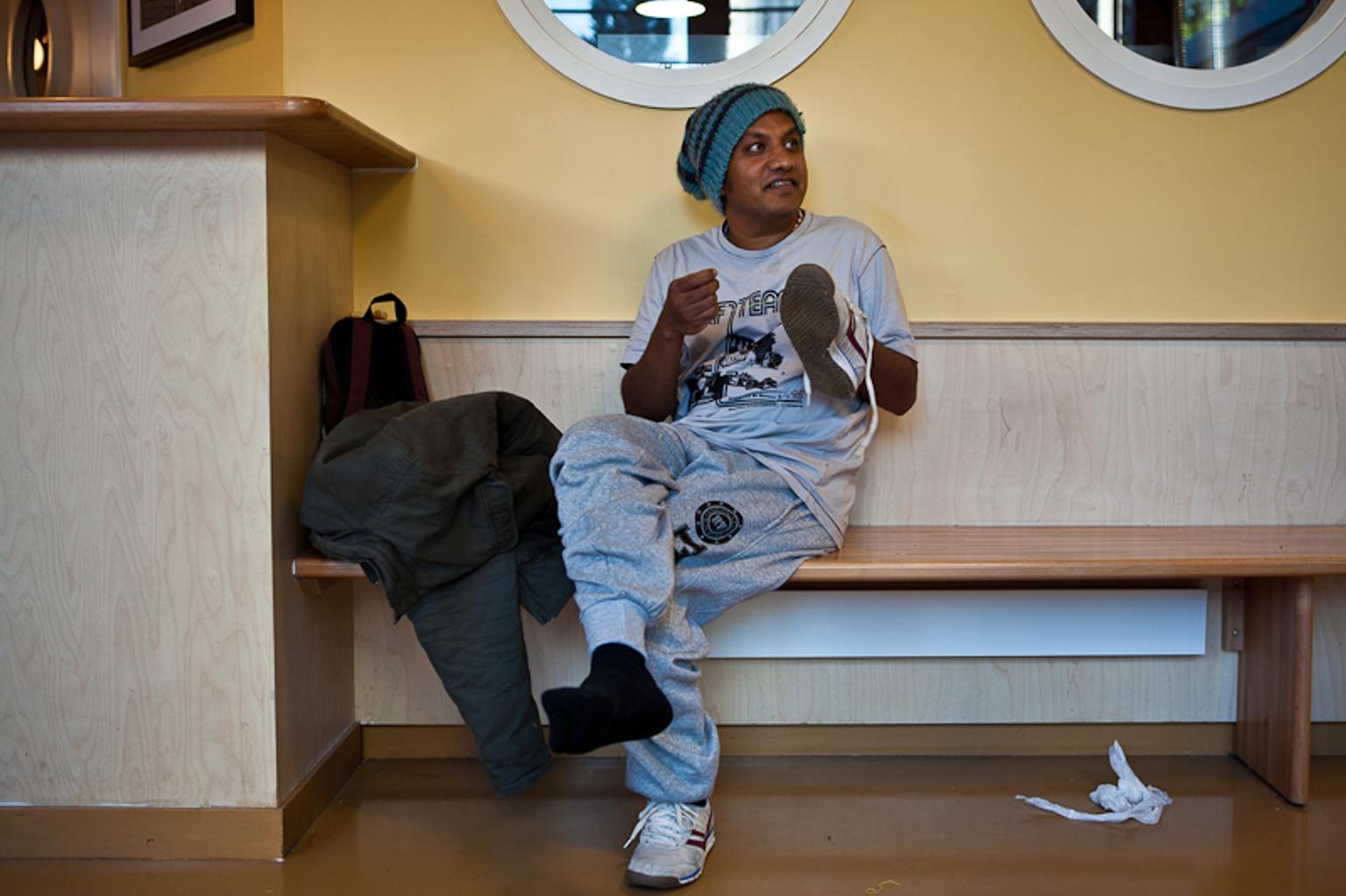 Dans le plus grand centre d'accueil de France, les SDF tentent d ...