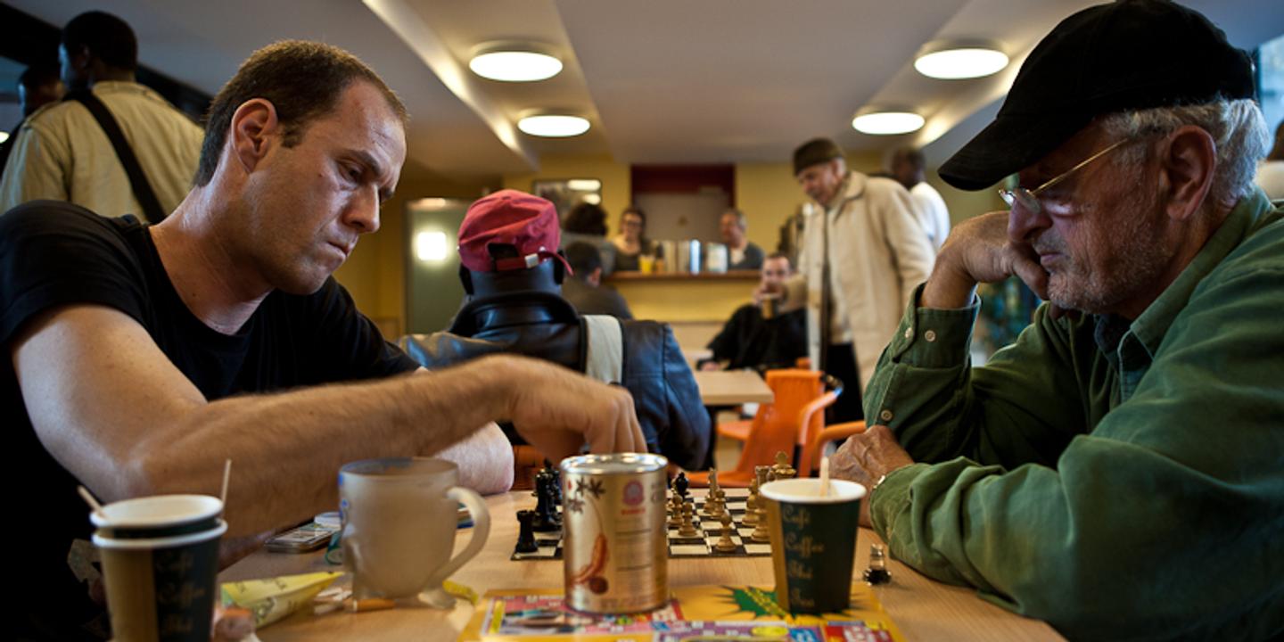 Dans le plus grand centre d'accueil de France, les SDF tentent d ...