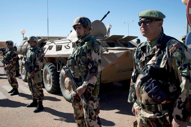 Algérie : les militaires en première ligne