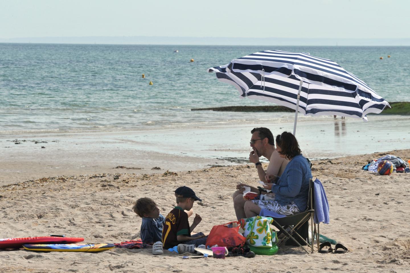 Réduction des congés d'été : "mesure positive" ou "catastrophe"?