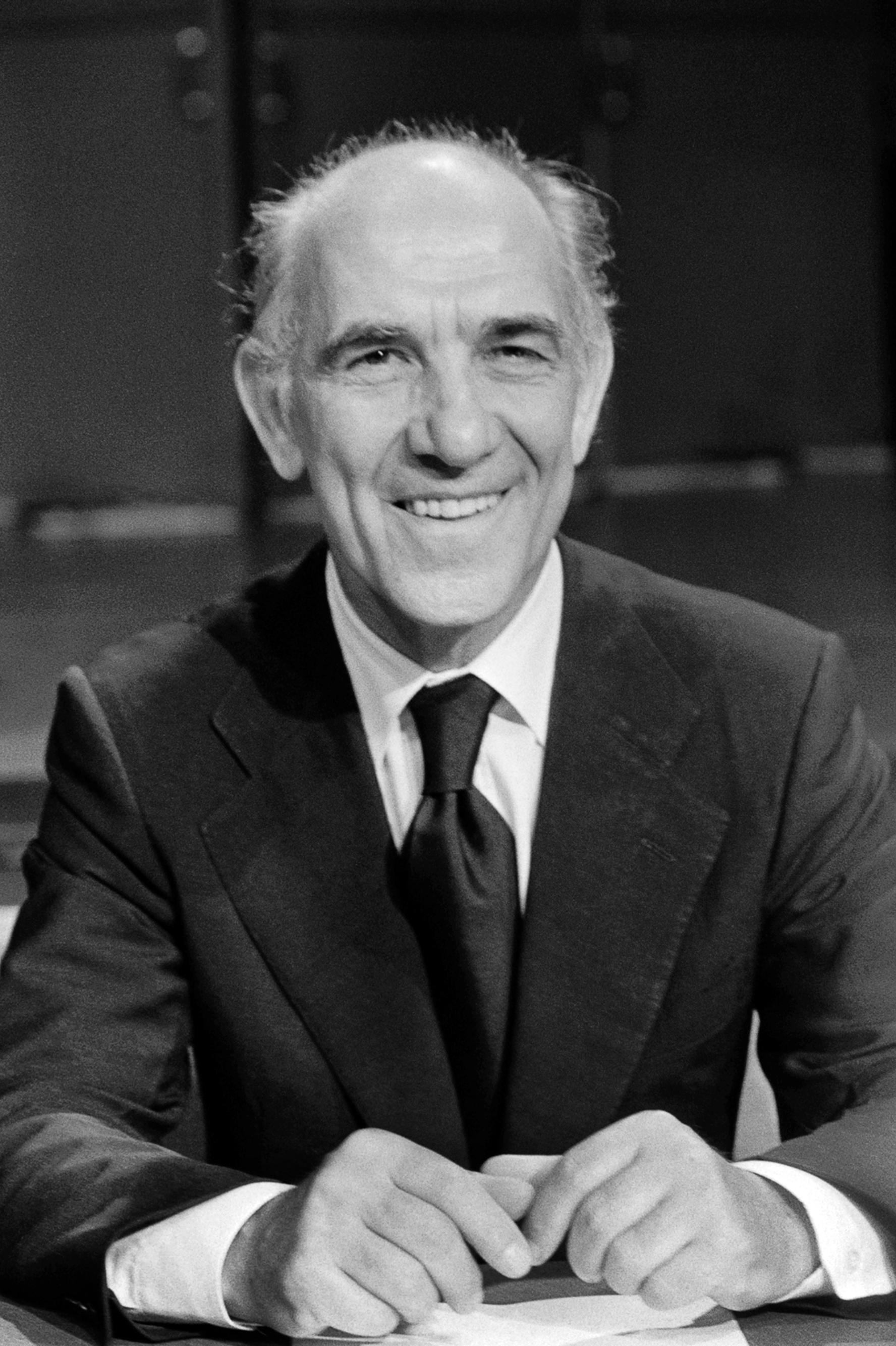 Résistant, ambassadeur, écrivain : retour en images sur la vie de ...