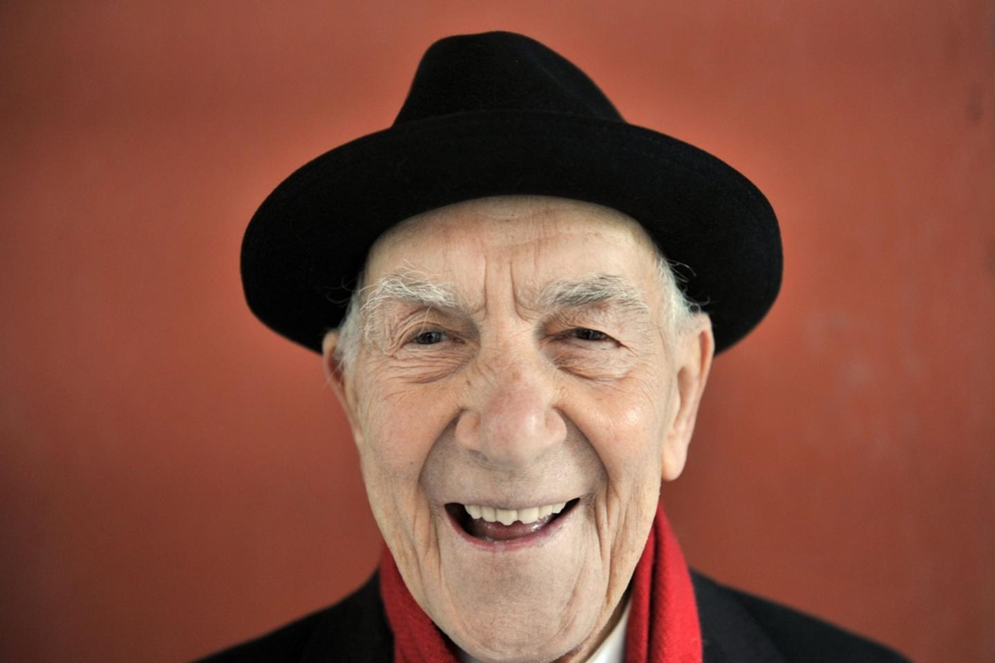 Résistant, ambassadeur, écrivain : retour en images sur la vie de ...