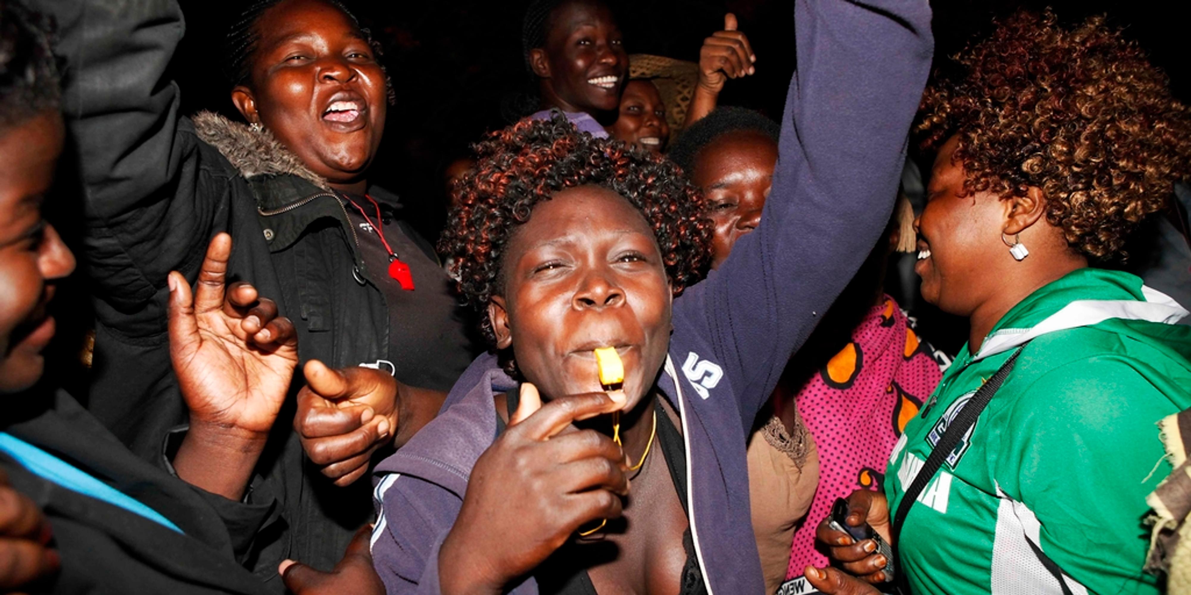 Le sifflet, le tailleur et le tableau : les images du jour