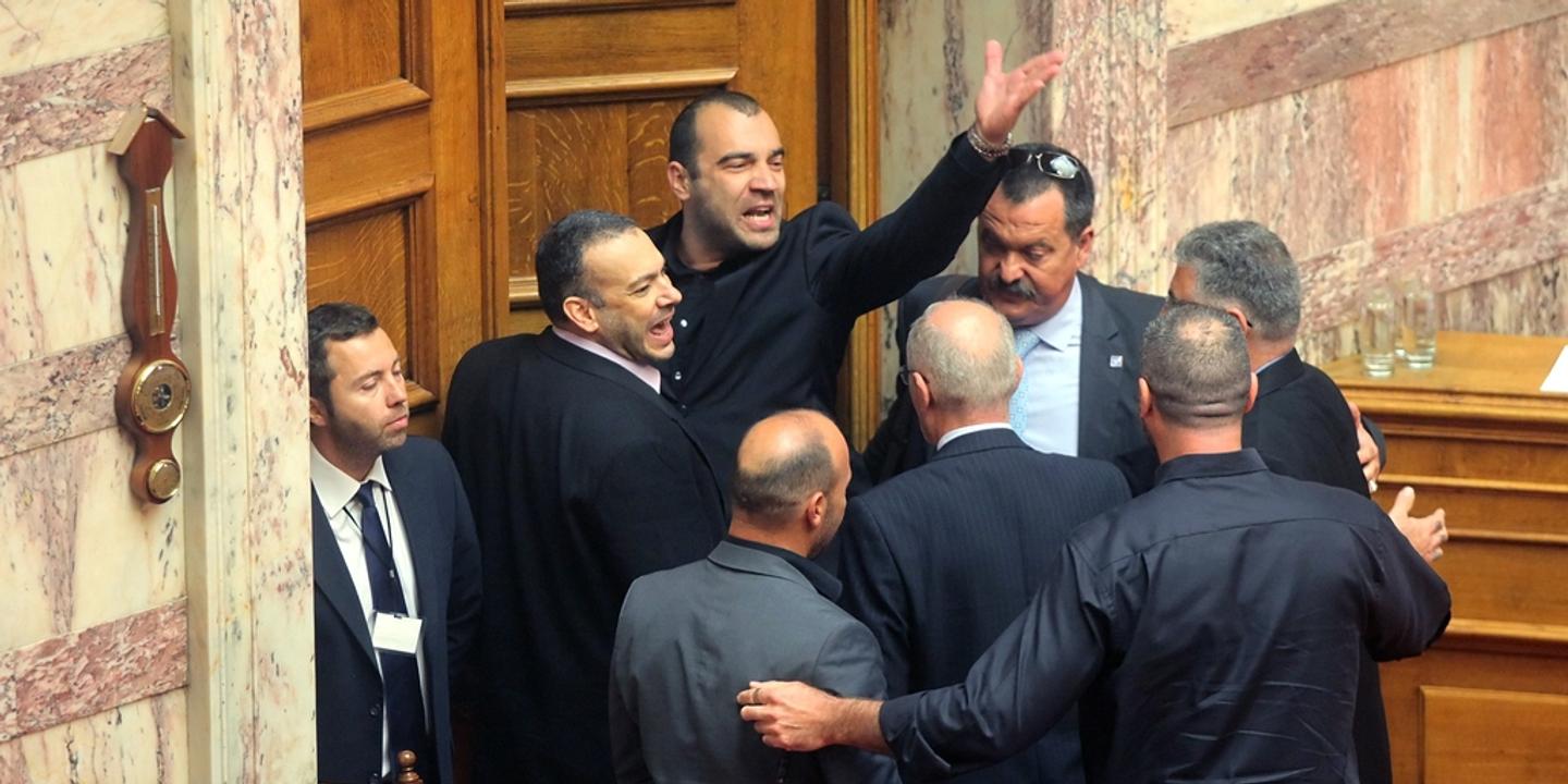 "Heil Hitler !", hurle un député grec néo-nazi exclu du Parlement