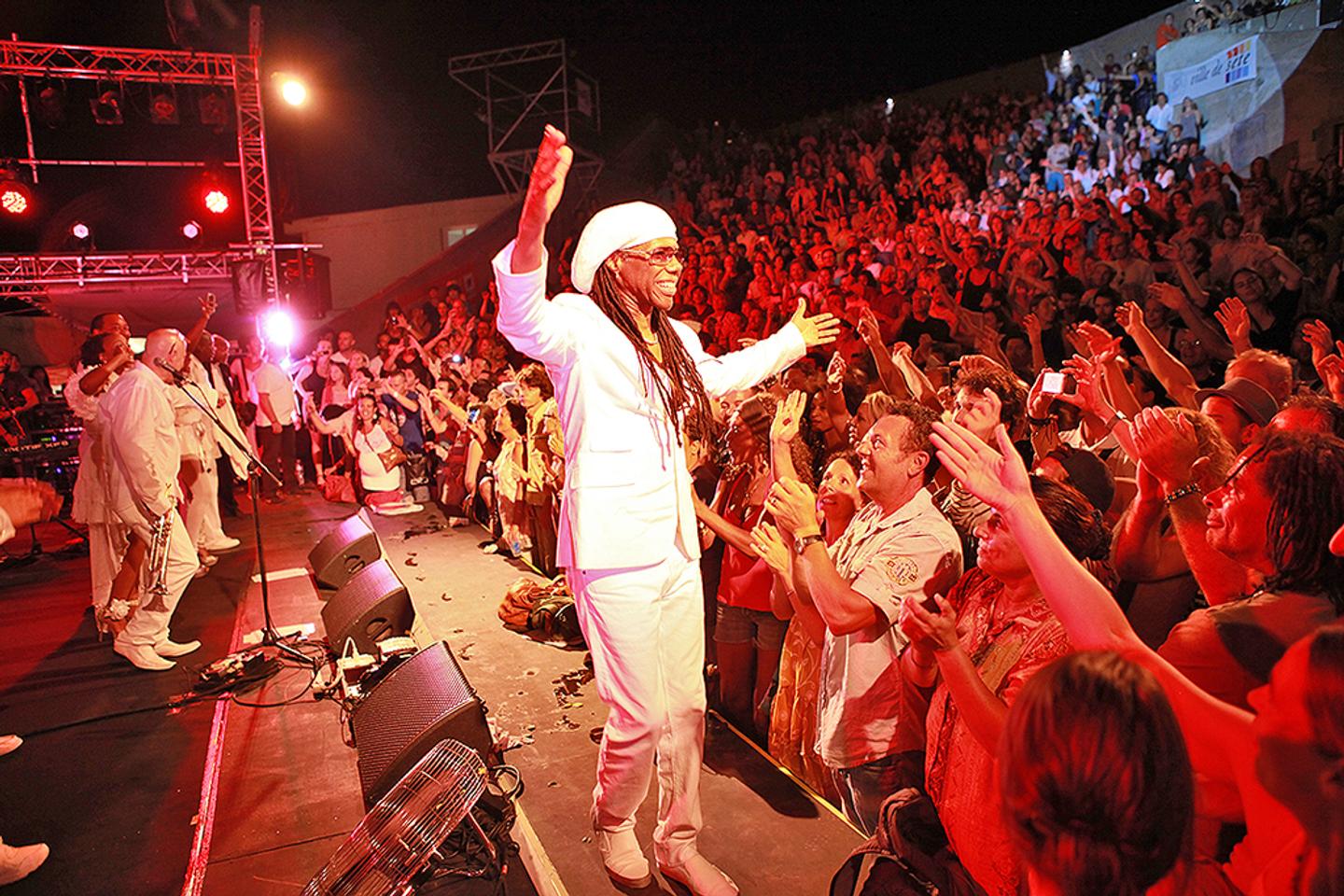 Sur la scène sétoise, Nile Rodgers sert le champagne en même temps que ...