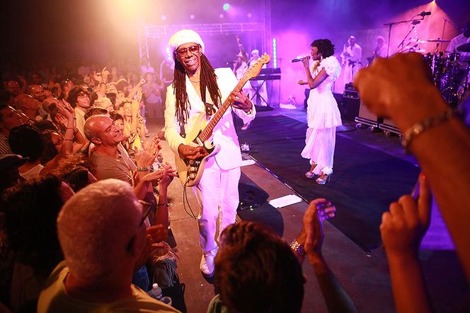 Sur la scène sétoise, Nile Rodgers sert le champagne en même temps que ...