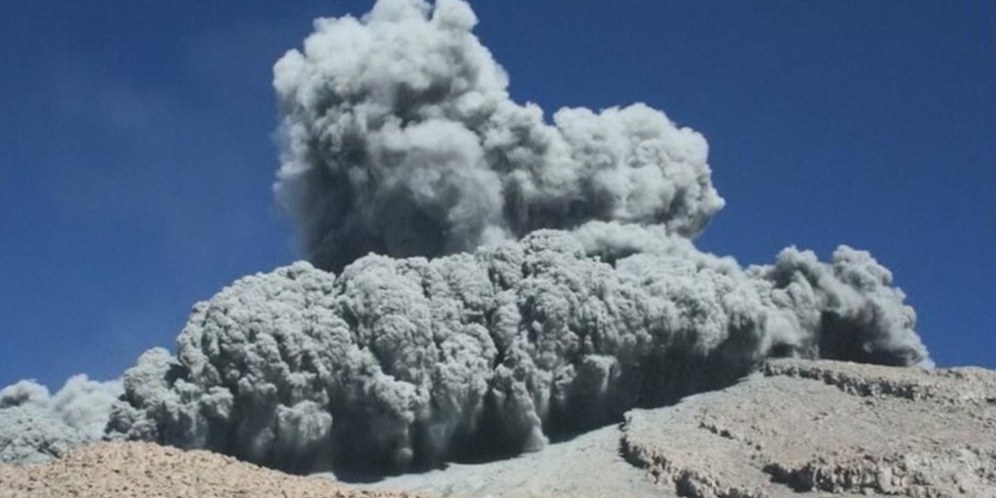 Pérou : le volcan Ubinas entre en éruption et crache un gigantesque ...