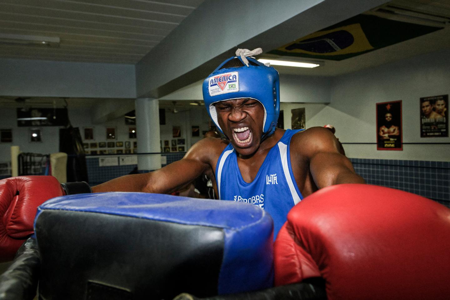 Boxer pour la paix dans une favela brésilienne
