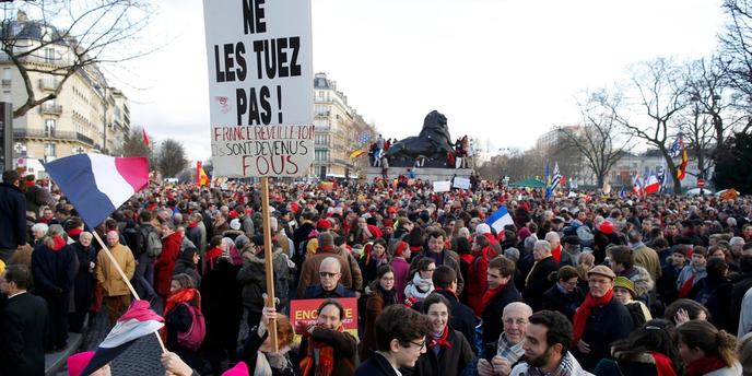 Plusieurs Milliers De Militants Anti Avortement Ont Défilé à Paris