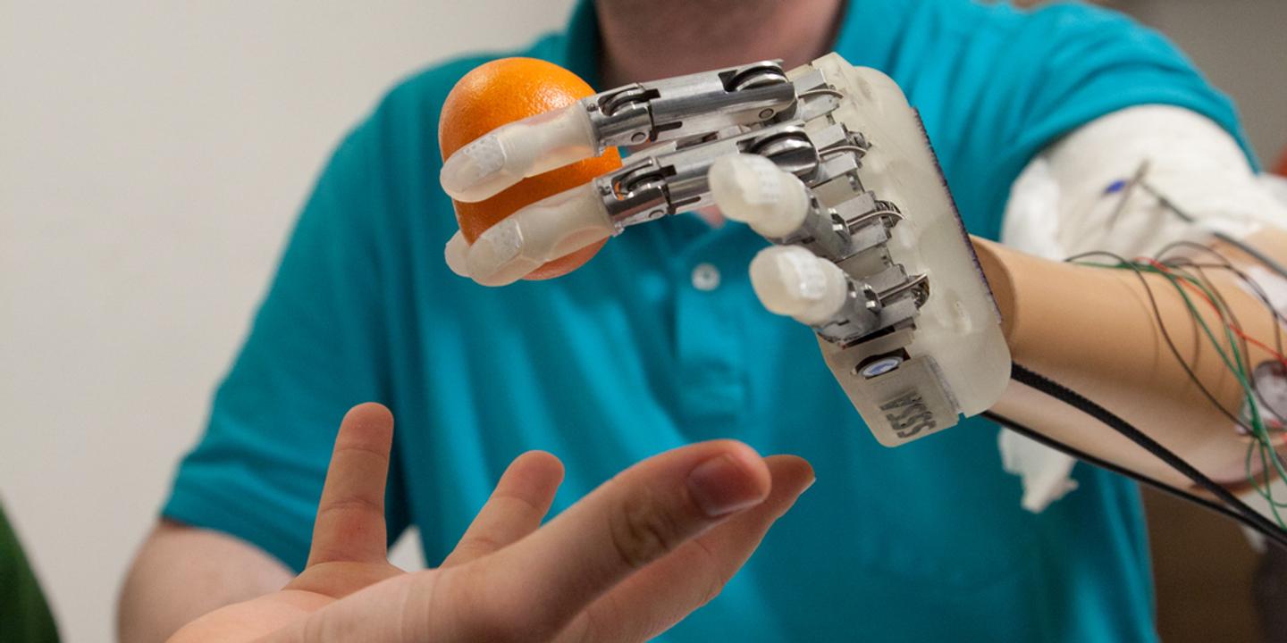 Une prothèse rend le sens du toucher à un homme amputé de la main