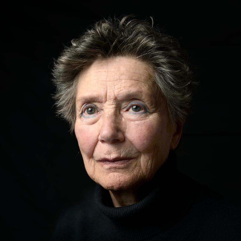 Emmanuelle Riva sur le rivage de Savannah Bay