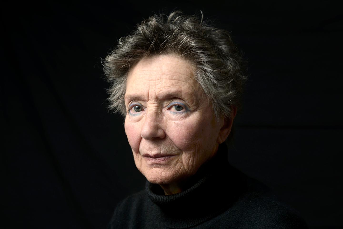 Emmanuelle Riva sur le rivage de Savannah Bay