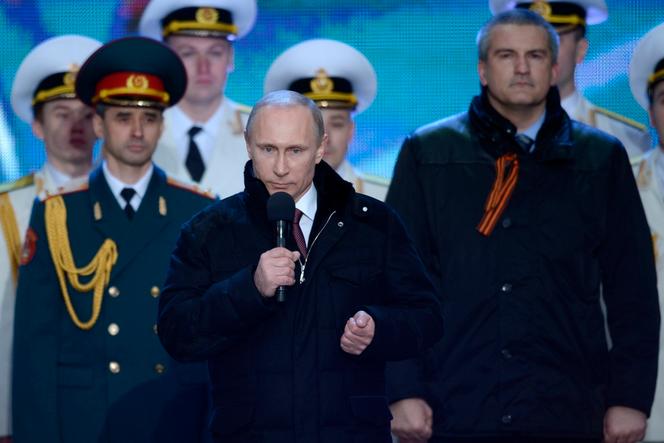 Vladimir Poutine met en scène son triomphe et défie l’Occident