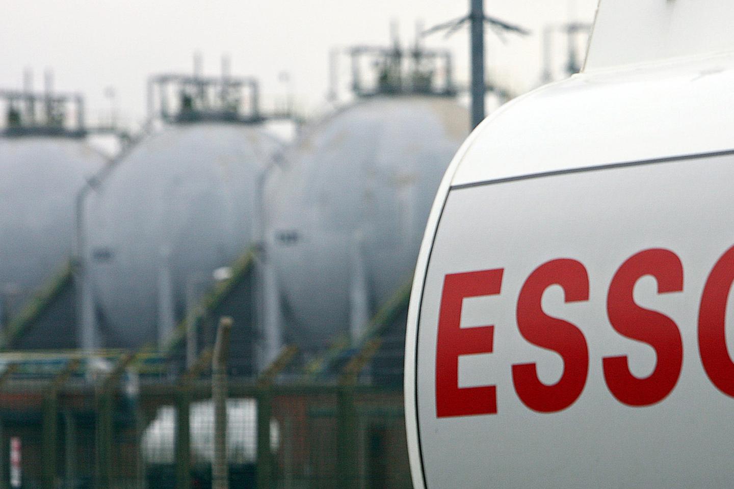 Esso vend ses stations-service françaises, Total prépare des ...