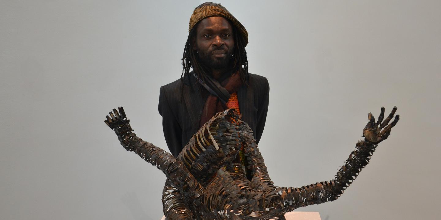 Freddy Tsimba, le sculpteur congolais qui veut « soigner » la mort