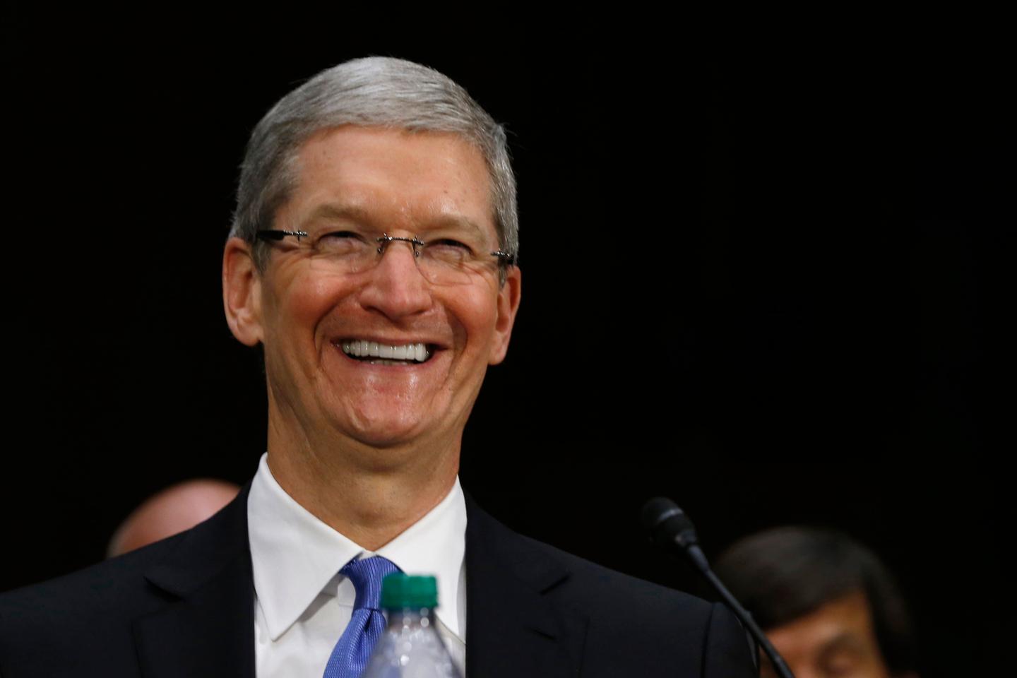 La charité médiatisée de Tim Cook, le patron d'Apple