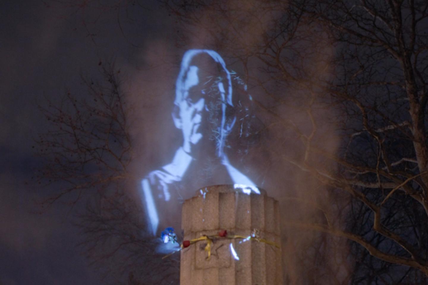 La statue illégale de Snowden remplacée par un hologramme