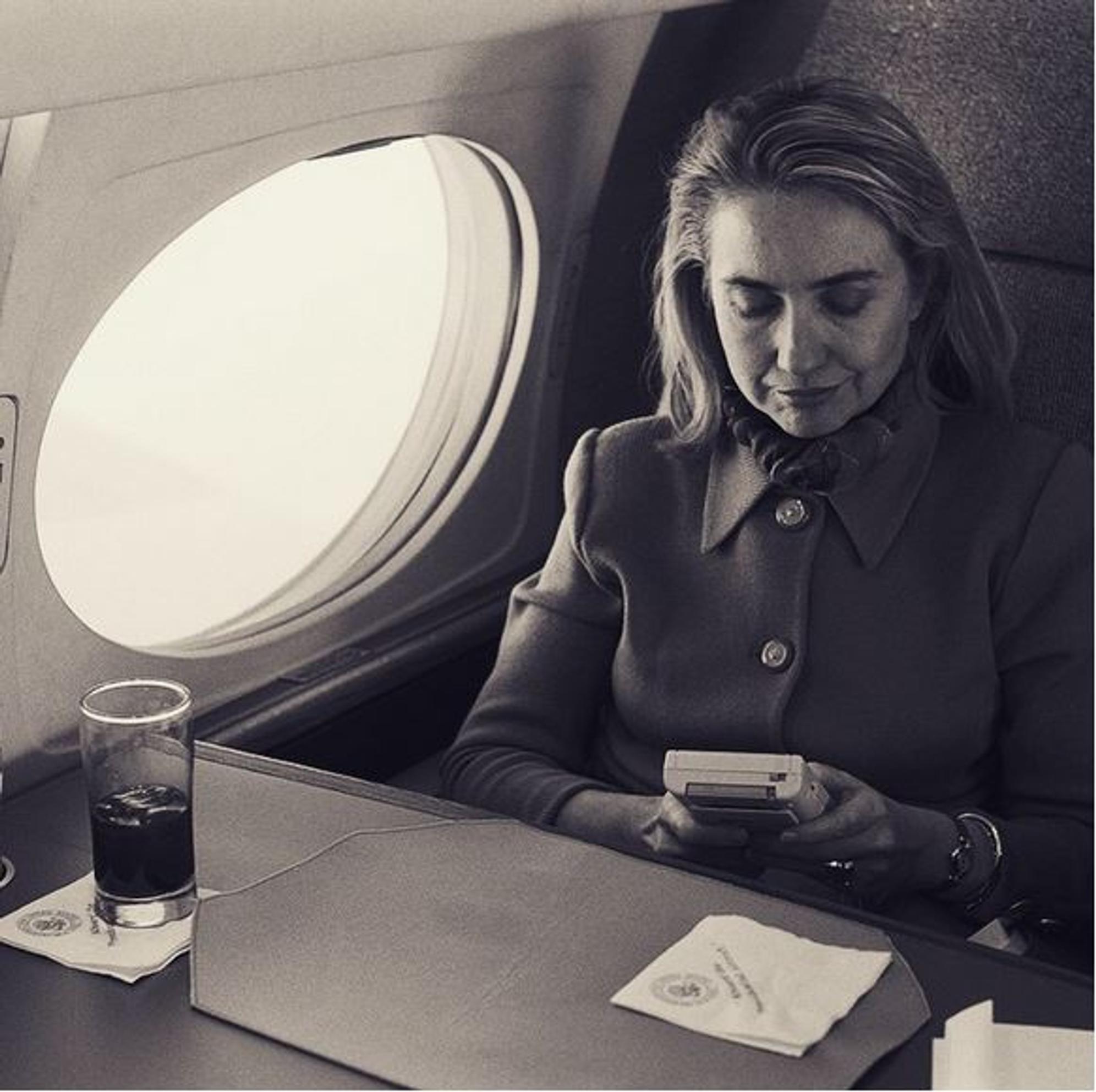 Les deux faces du cliché d'Hillary Clinton jouant à la Game Boy