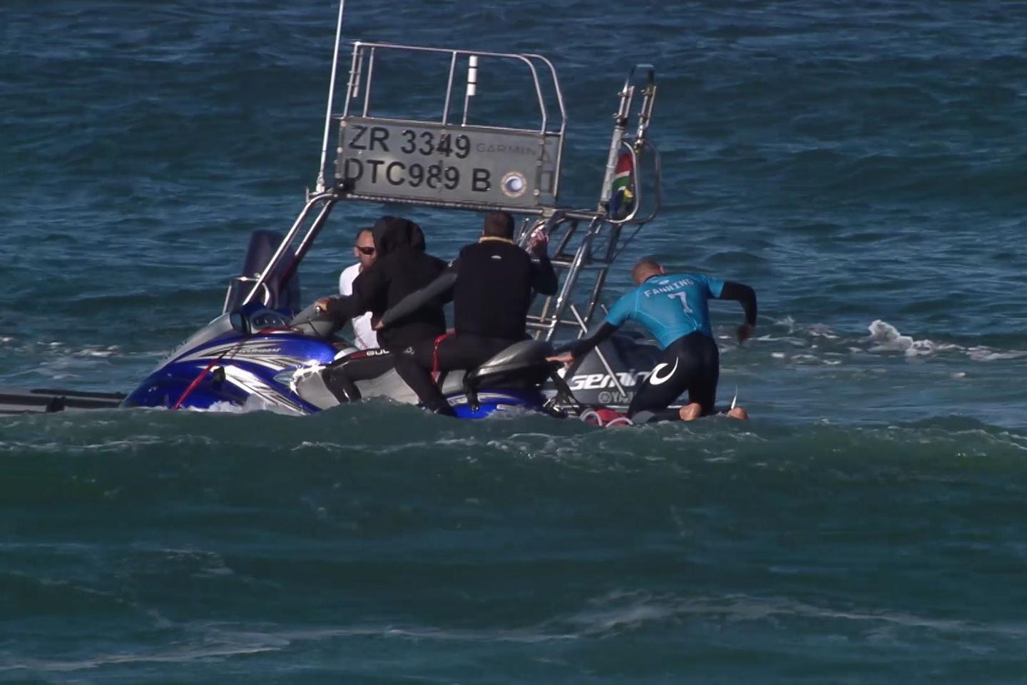 Un surfeur attaqué par un requin en pleine compétition