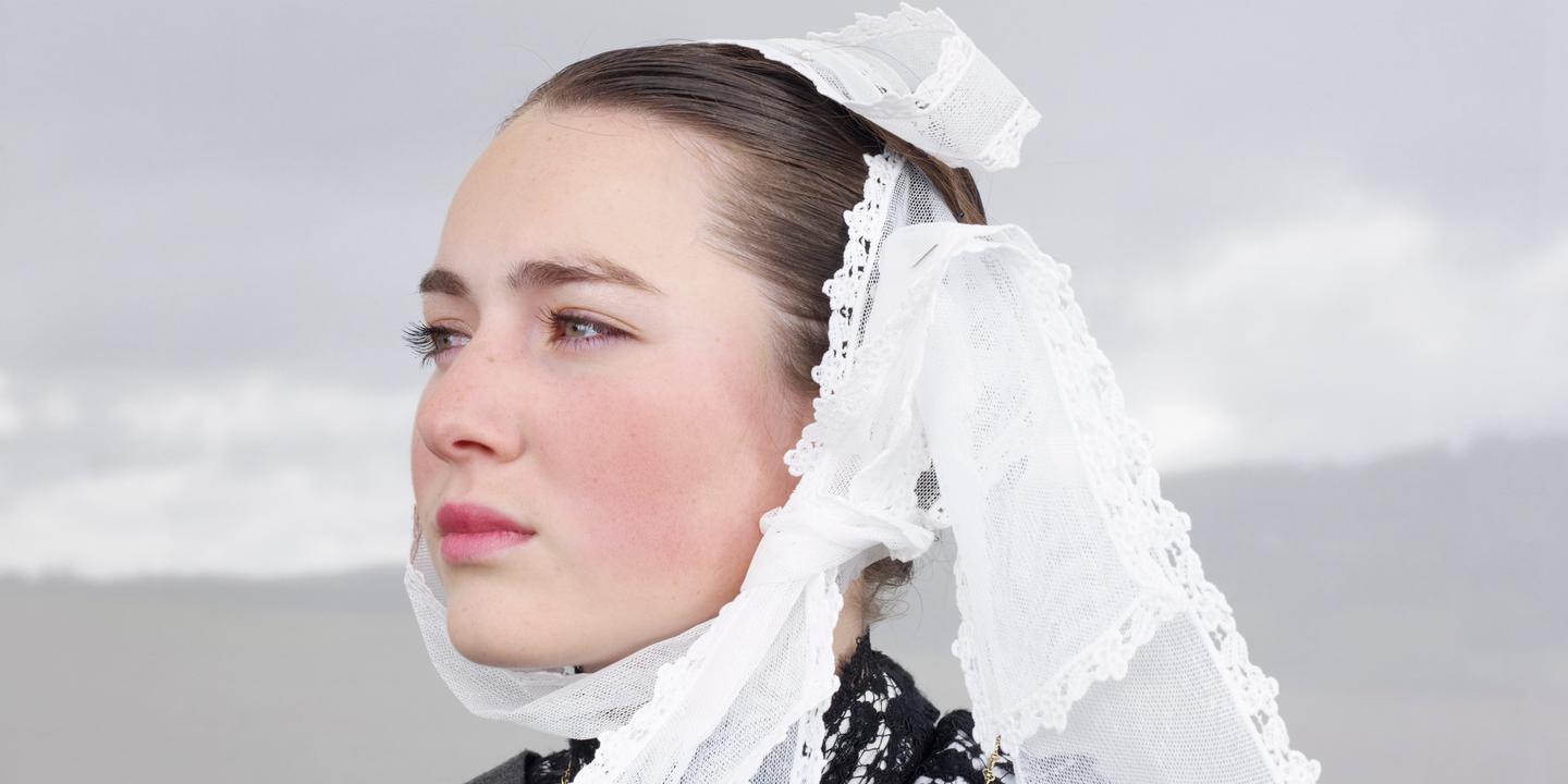 « Bretonnes » : les coiffes décoiffantes de Charles Fréger