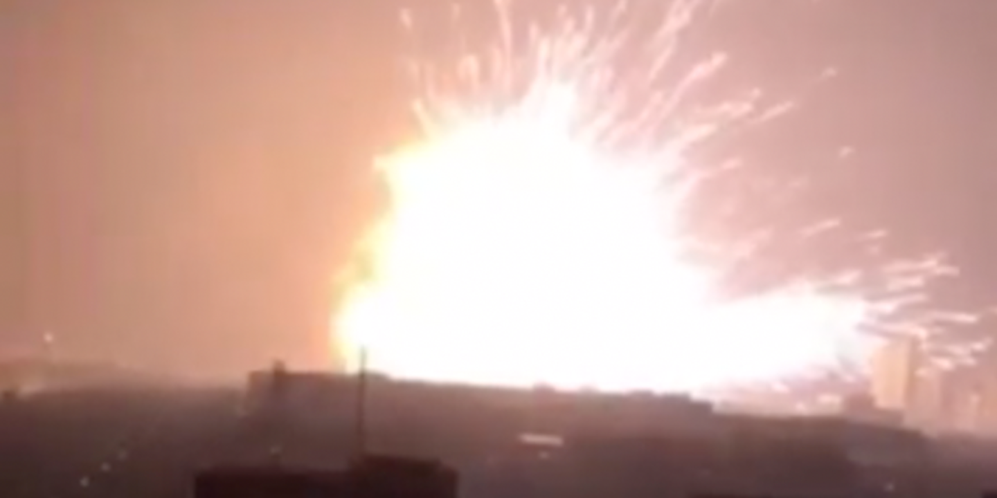Vidéo : des explosions dans le ciel nocturne de Tianjin