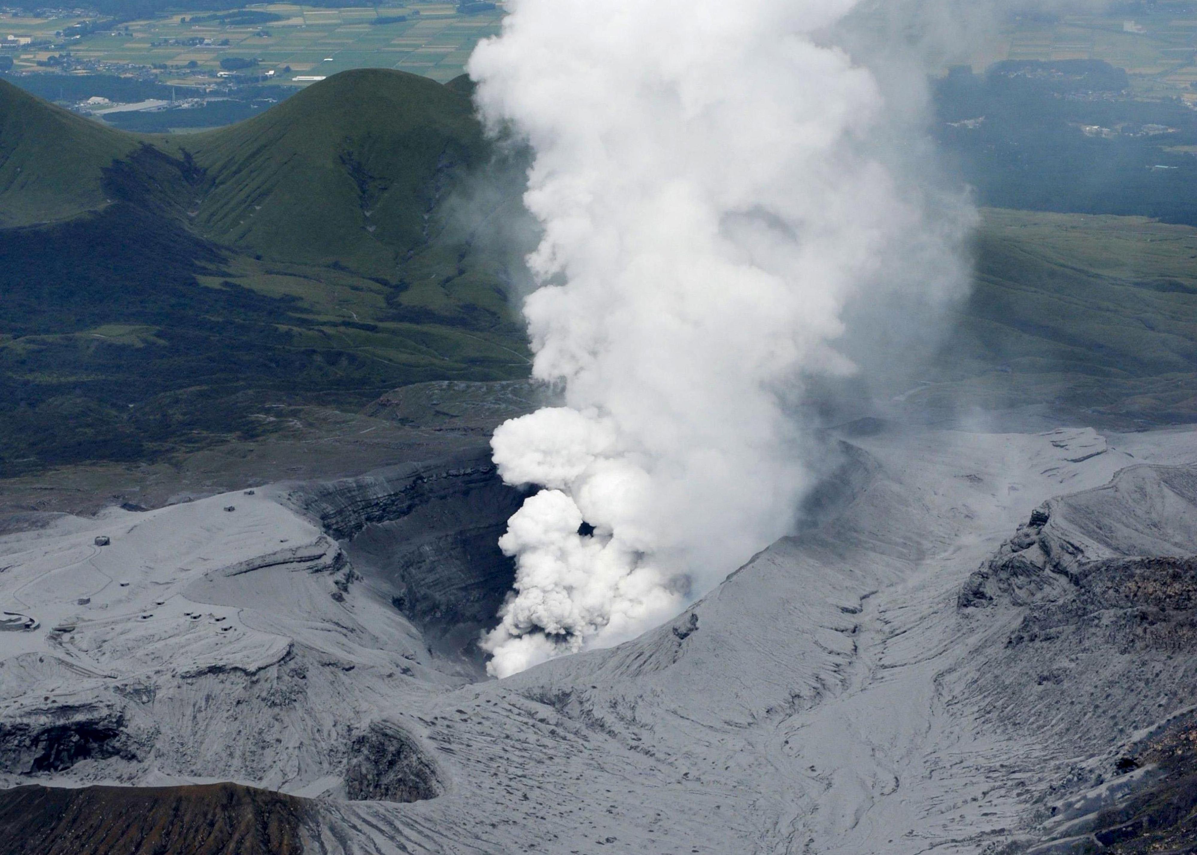 Au Japon, l’éruption du mont Aso en images