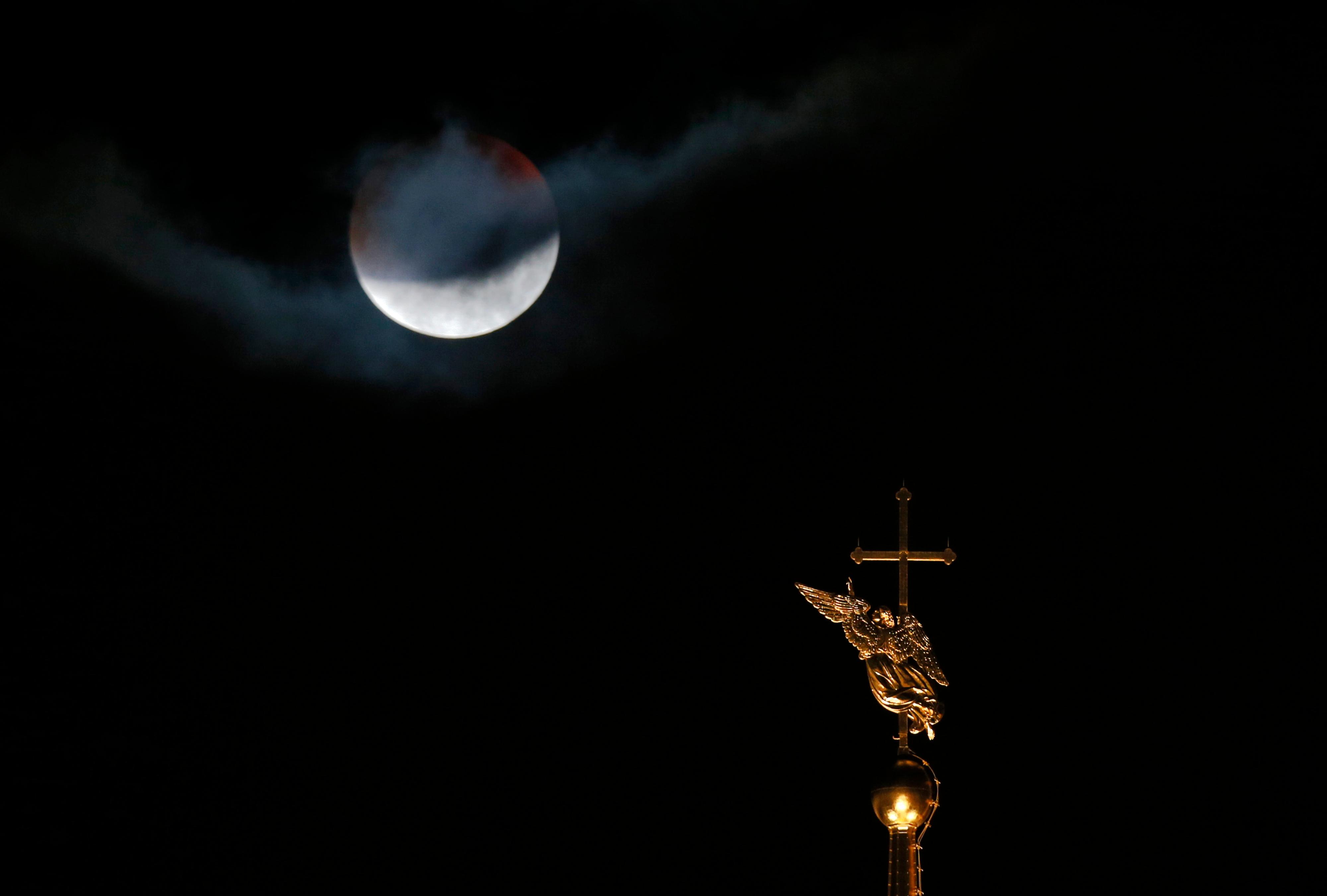 Une pleine lune exceptionnelle et son éclipse totale en images