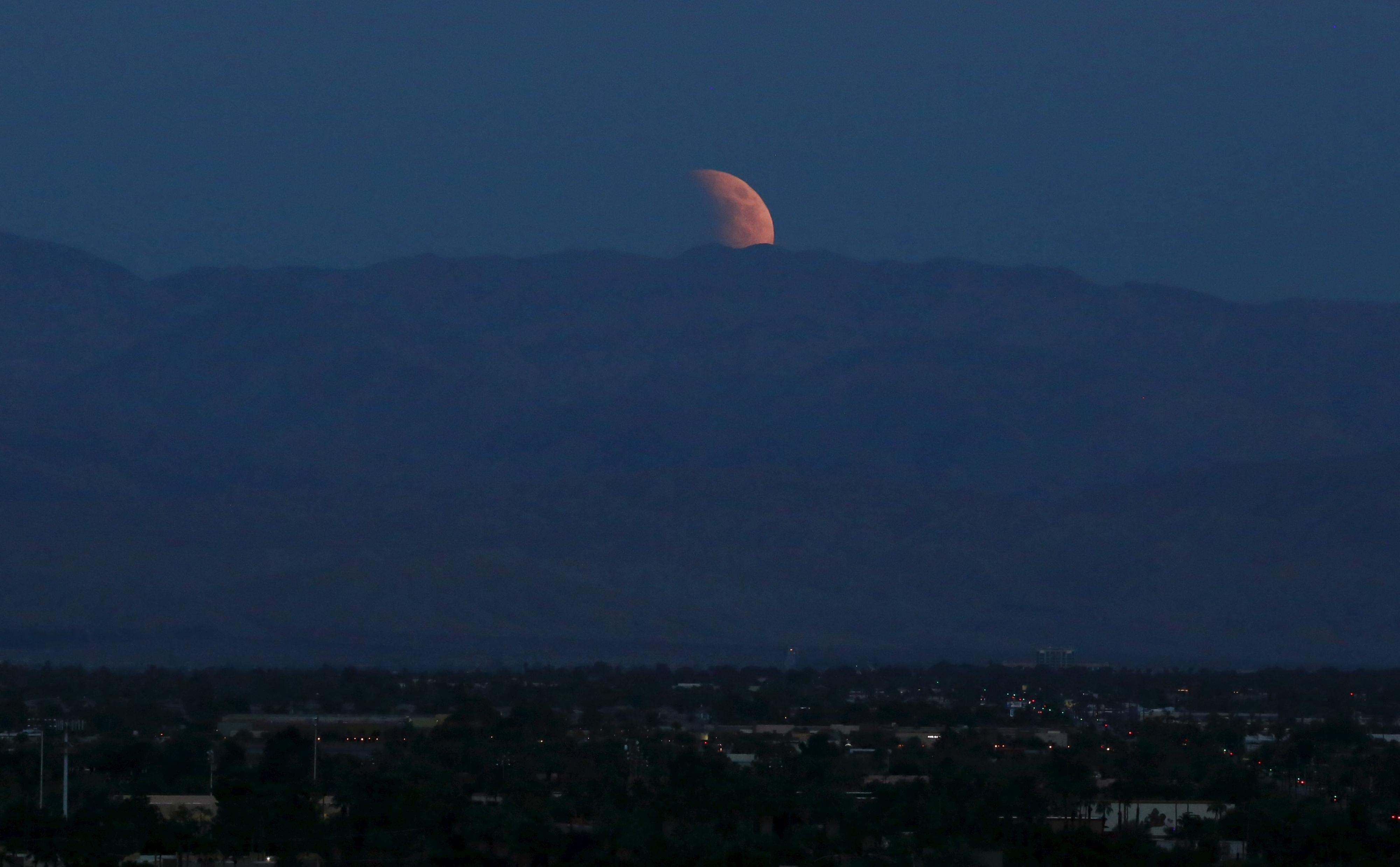 Une pleine lune exceptionnelle et son éclipse totale en images
