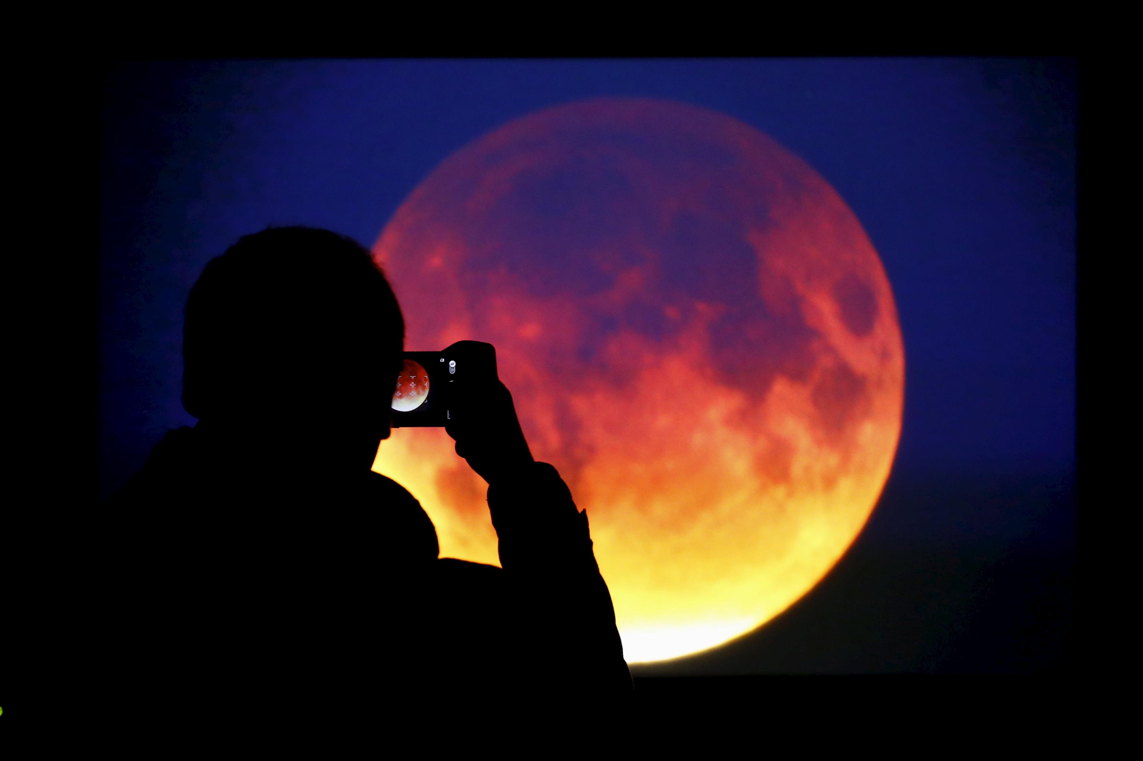 Une pleine lune exceptionnelle et son éclipse totale en images
