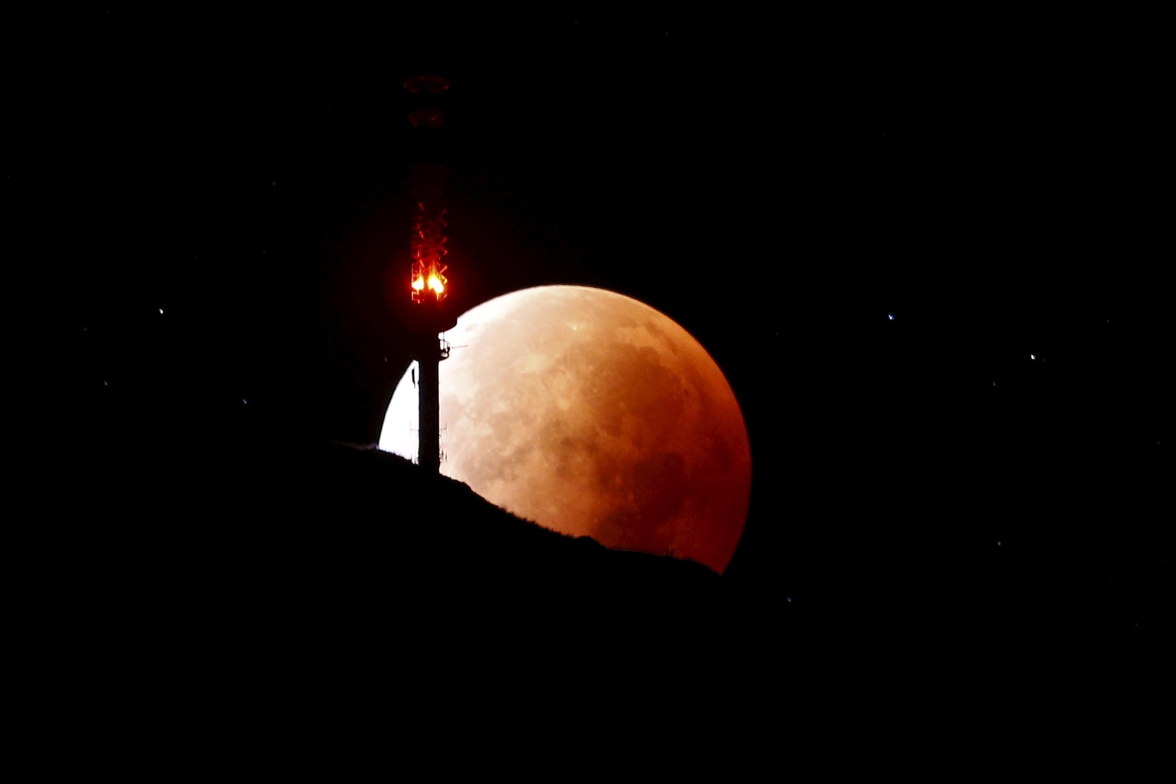 Une pleine lune exceptionnelle et son éclipse totale en images