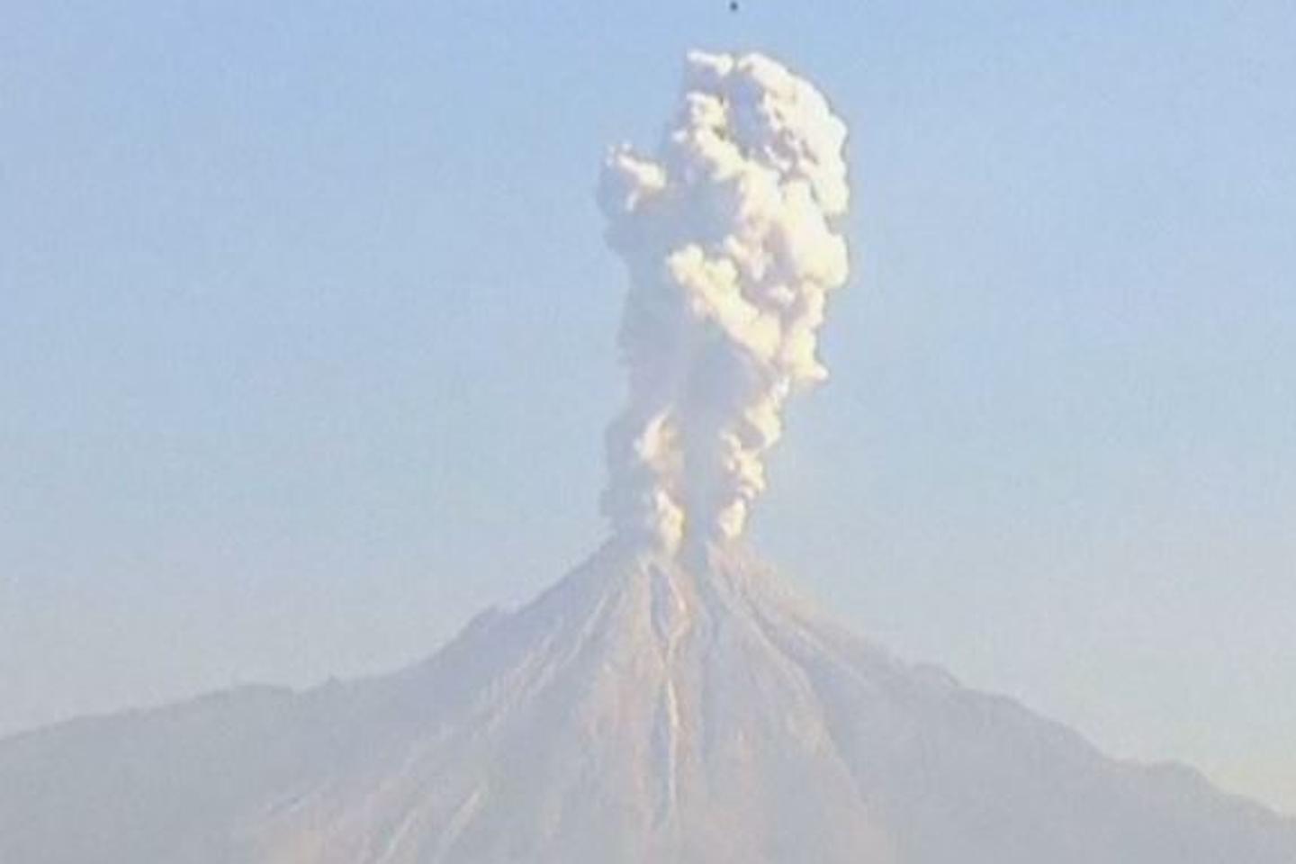 Nouvelle éruption spectaculaire du volcan Colima