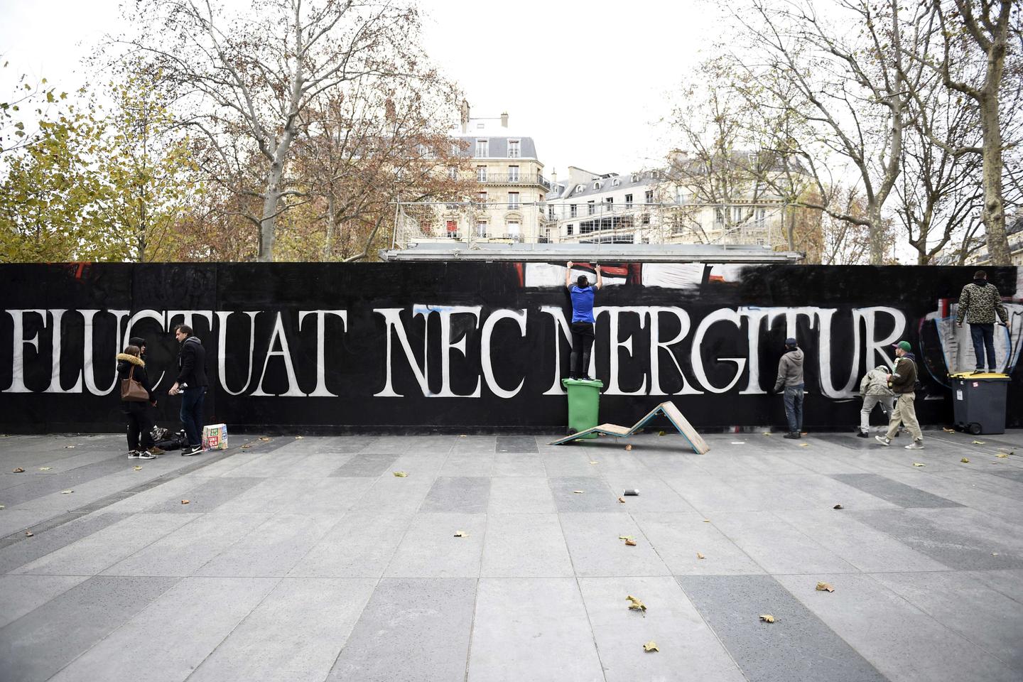 « Fluctuat nec mergitur » : la devise de Paris devient un slogan de ...
