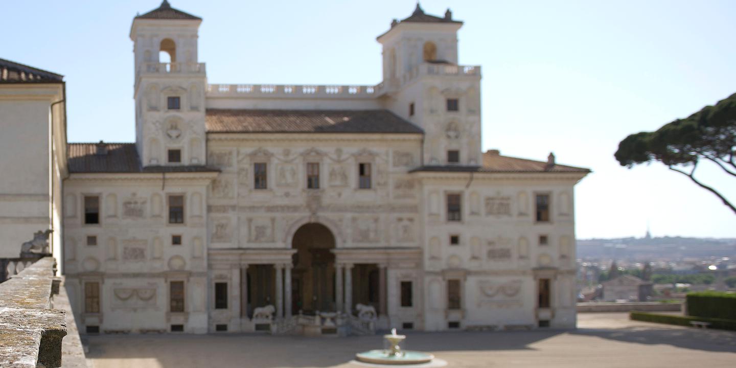 Emmanuel Macron lance un « diagnostic complet » des résidences artistiques