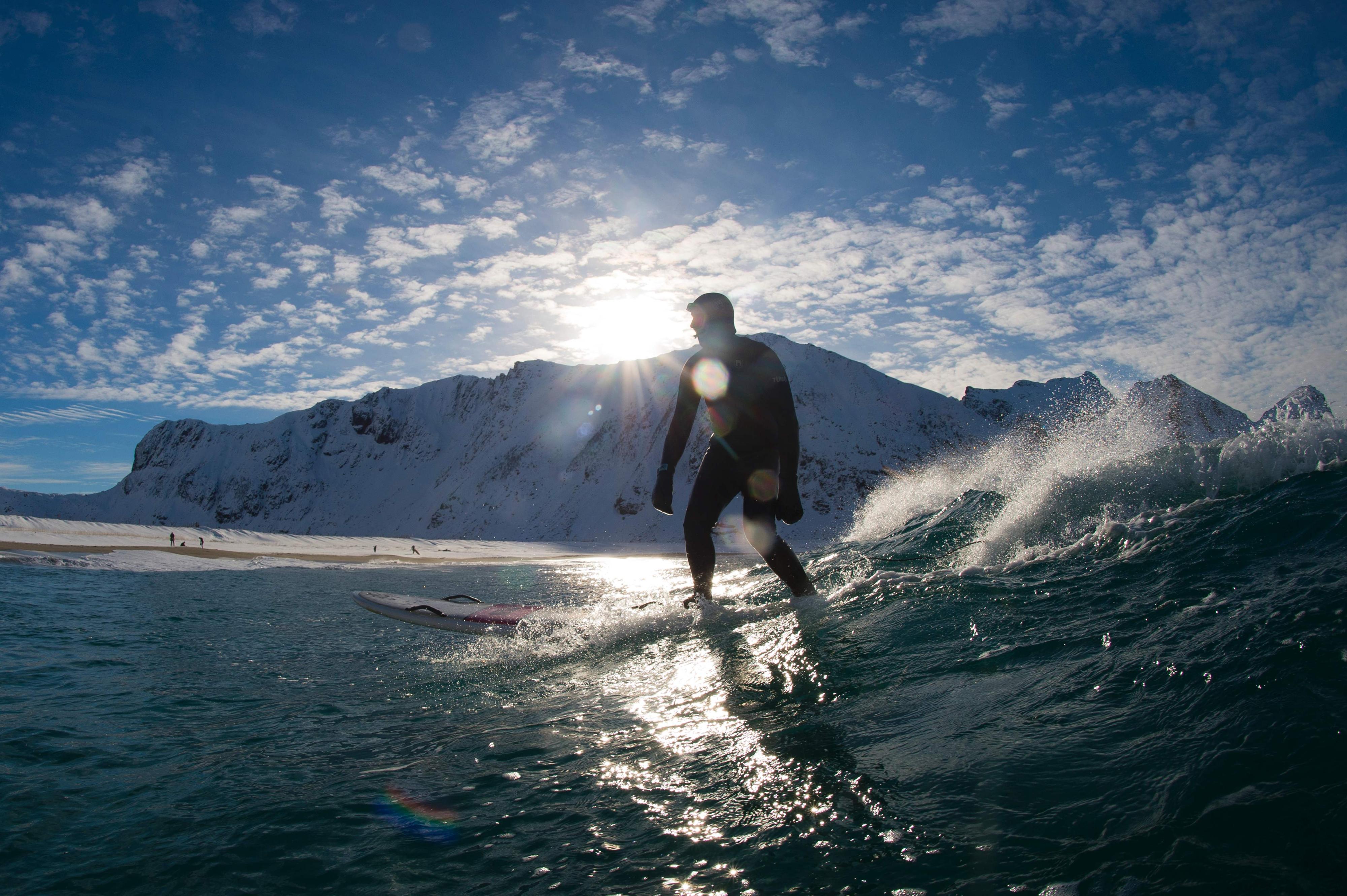 Dans les fjords norvégiens, le surf brise la glace