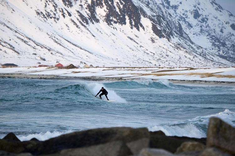 Dans les fjords norvégiens, le surf brise la glace