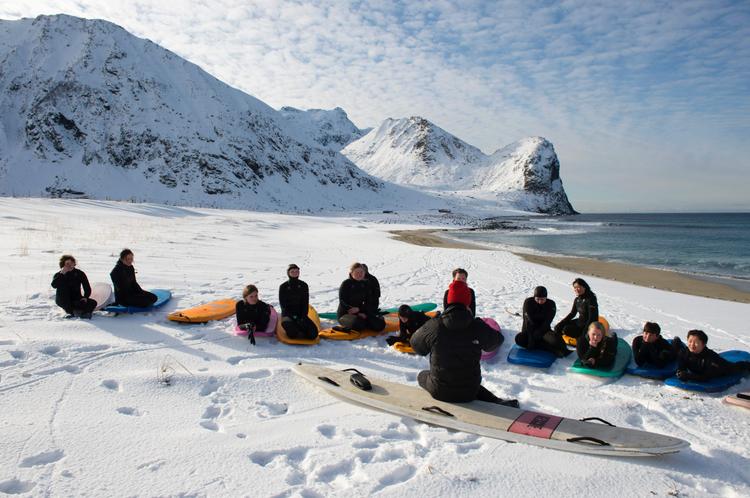 Dans les fjords norvégiens, le surf brise la glace