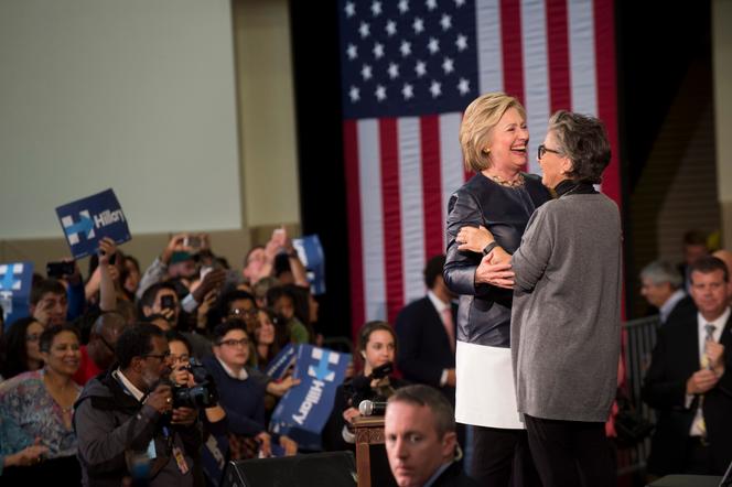 Face à Donald Trump, Hillary Clinton joue la « carte femme