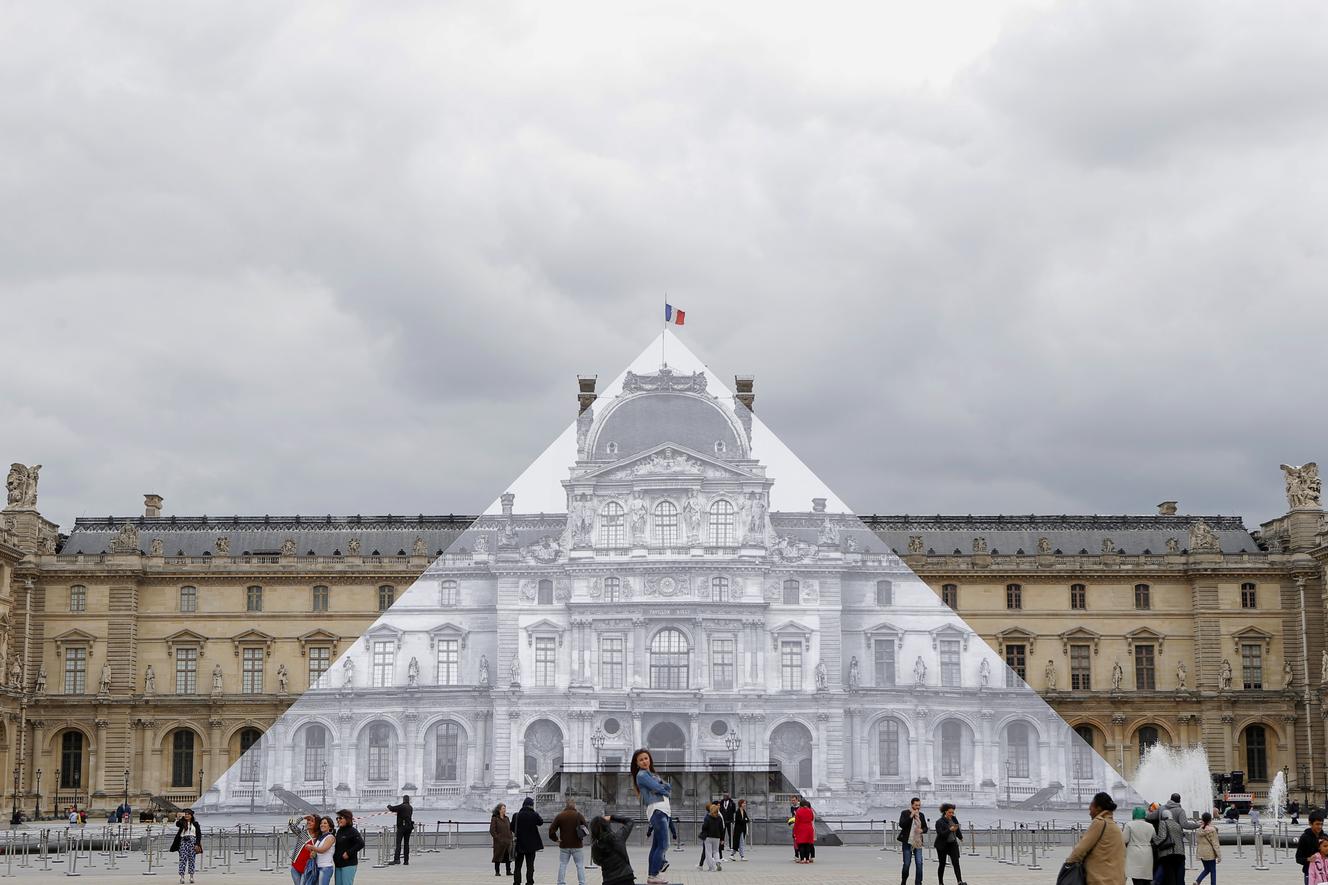 Pour son apparition au Louvre, JR fait disparaître la Pyramide