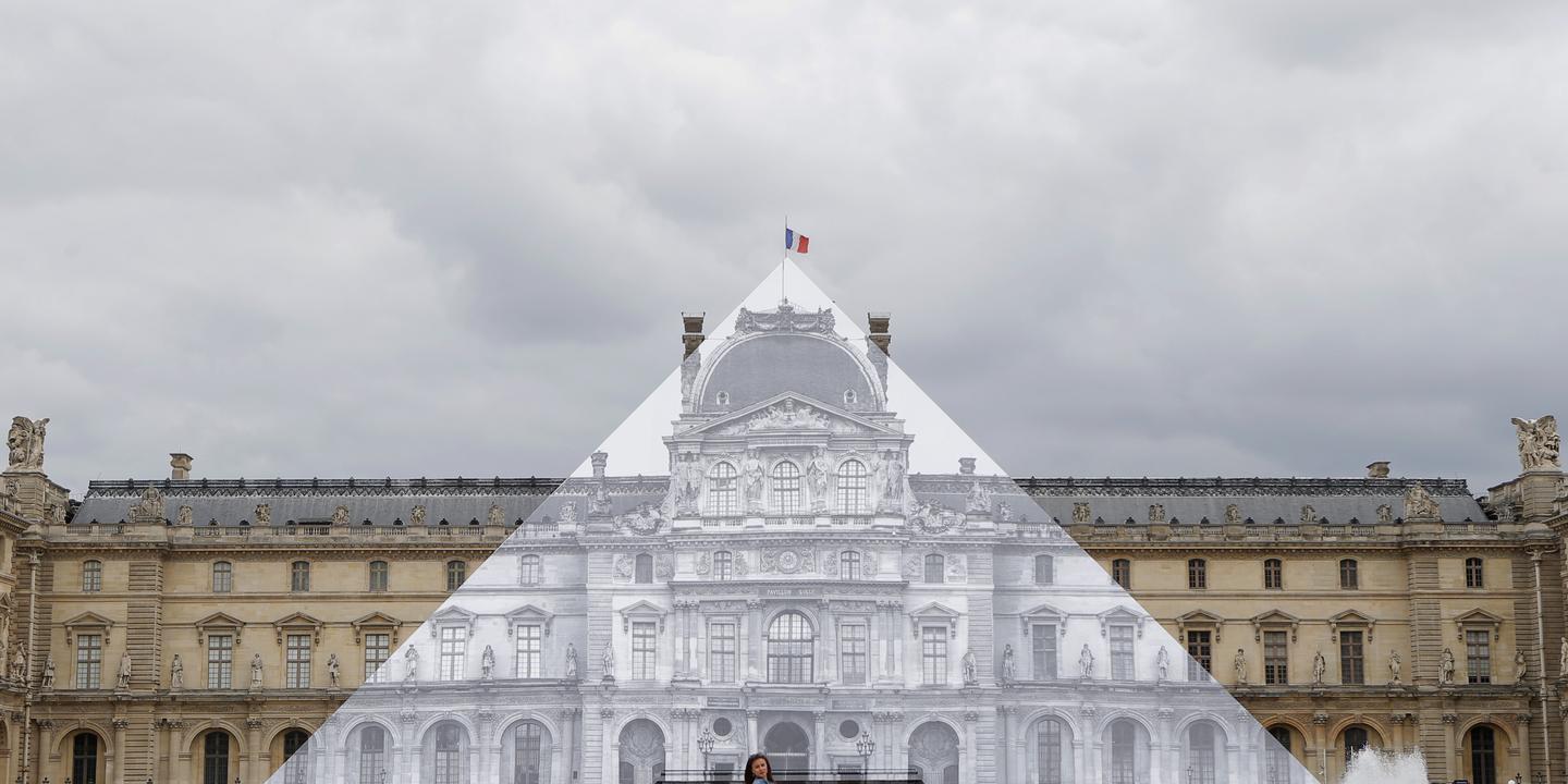 Pour son apparition au Louvre, JR fait disparaître la Pyramide