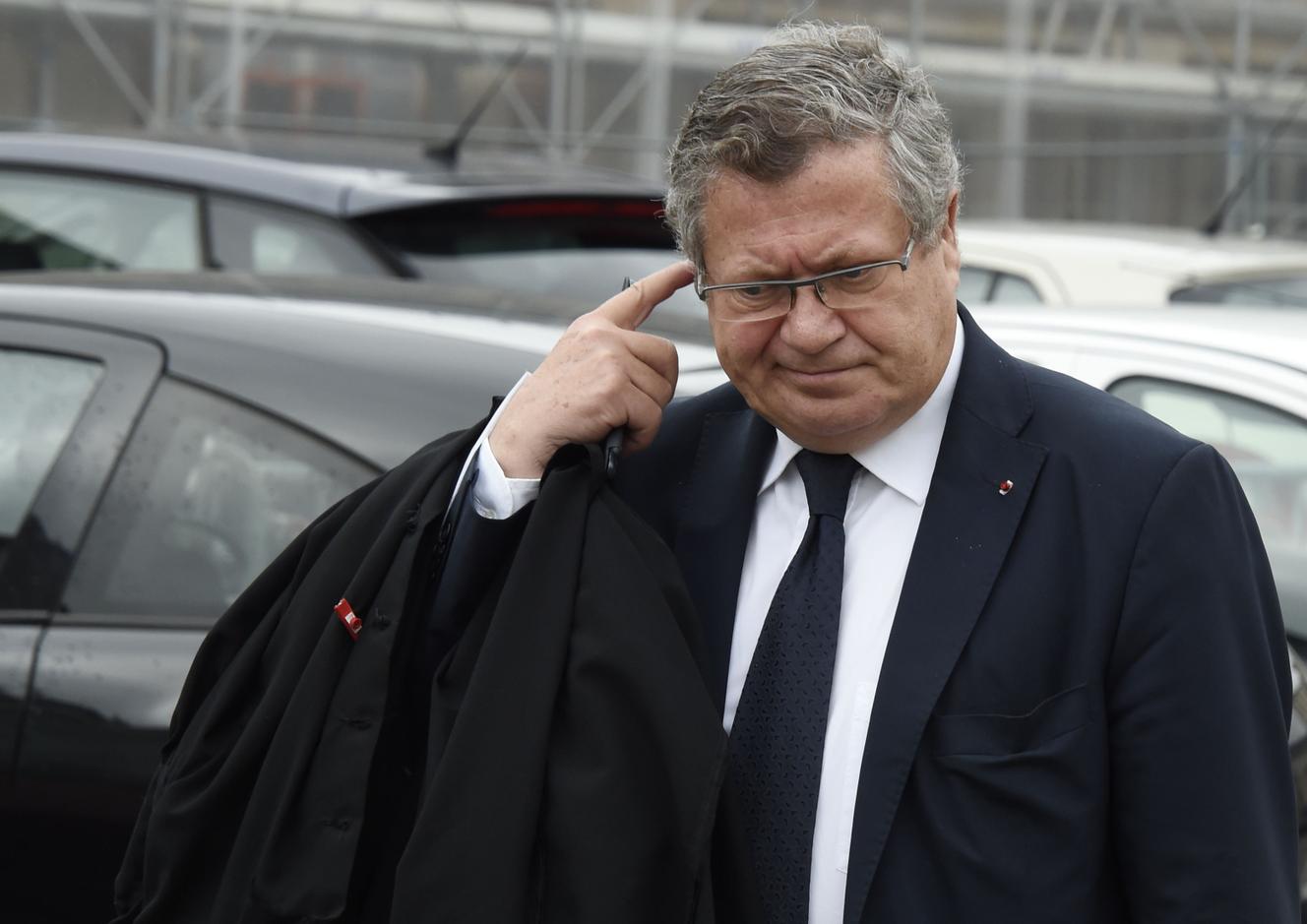 Et Me Jean Veil quitta l’audience