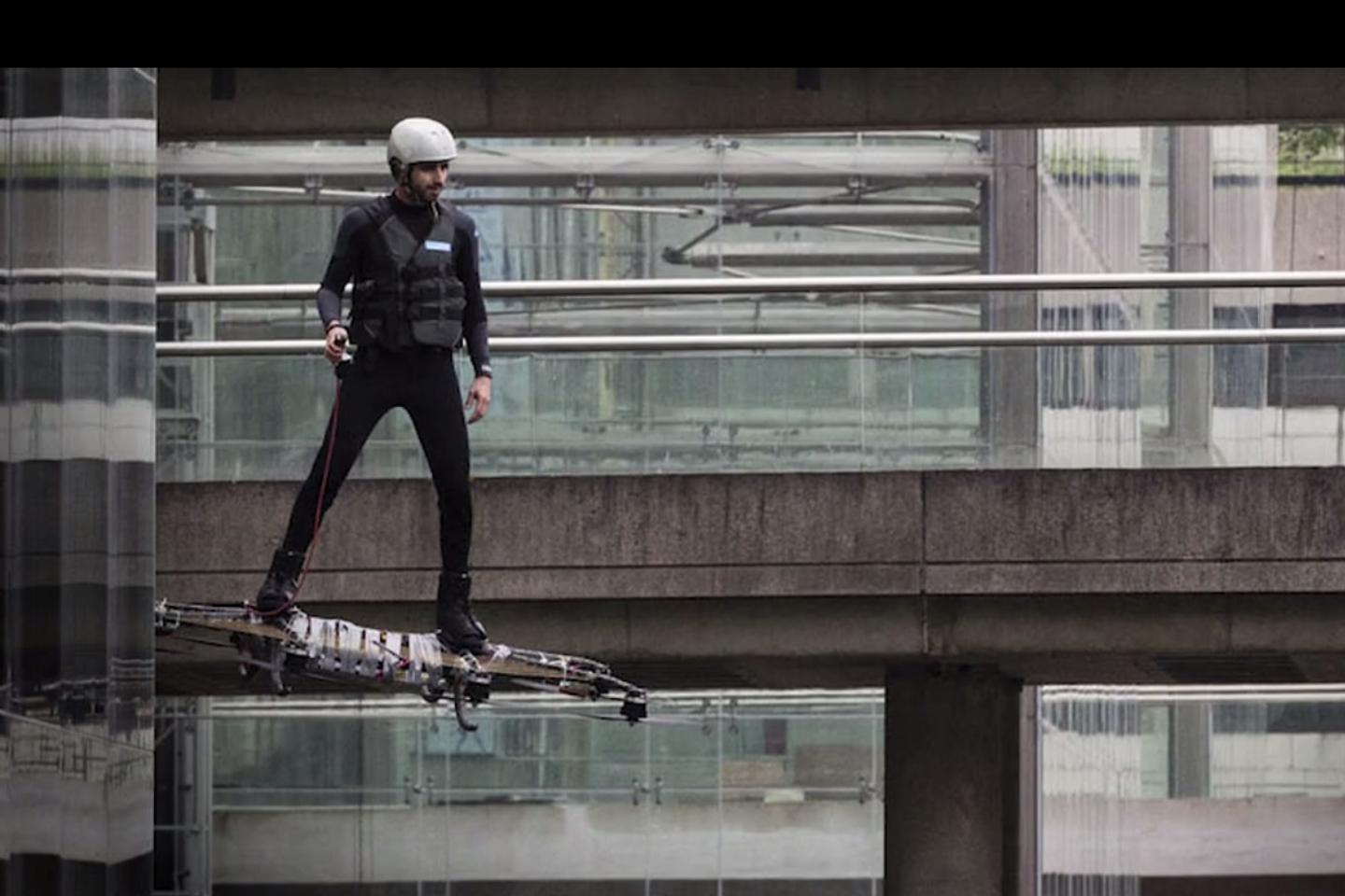 Démonstration d’un skateboard volant