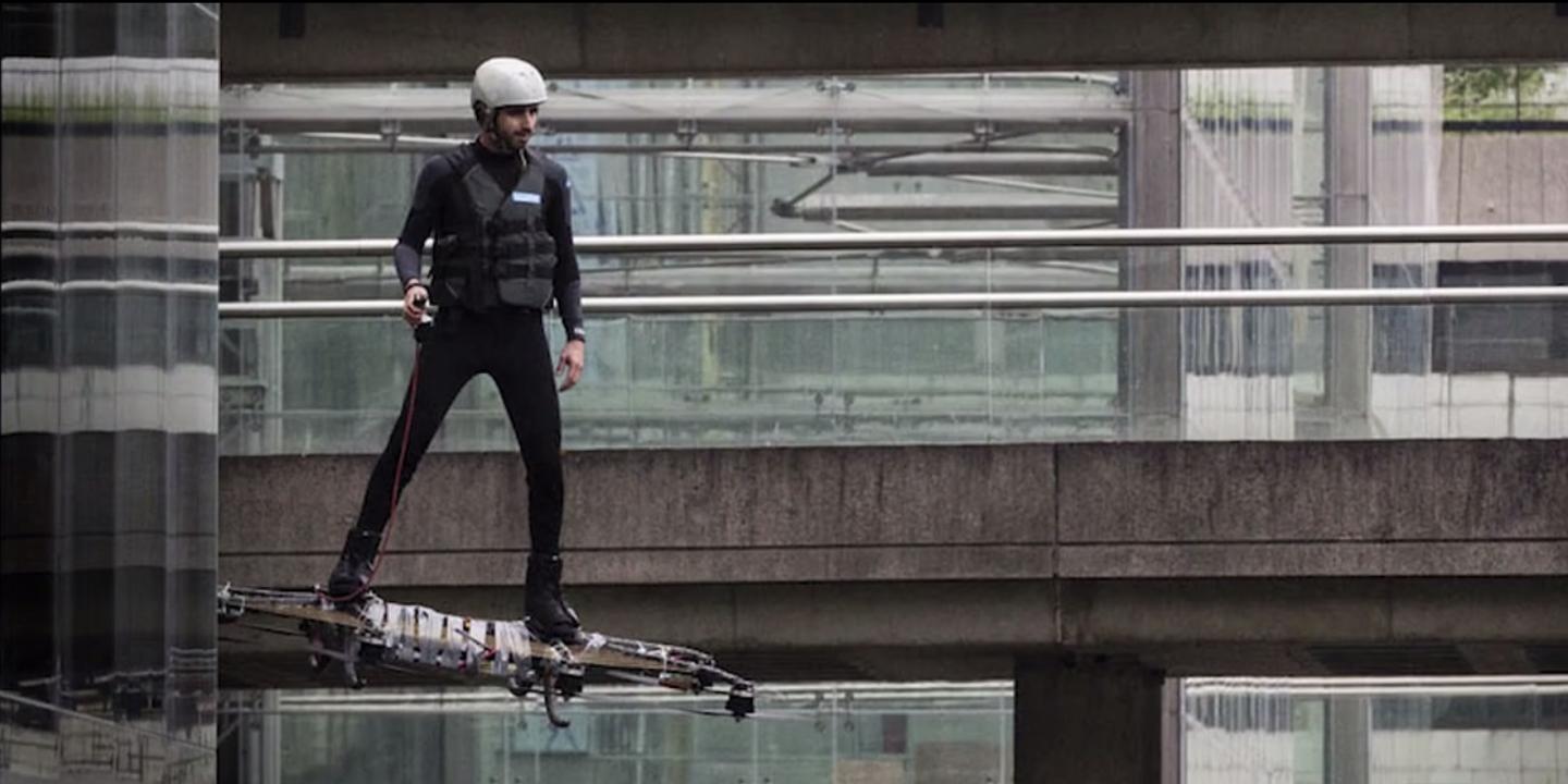 Démonstration d’un skateboard volant