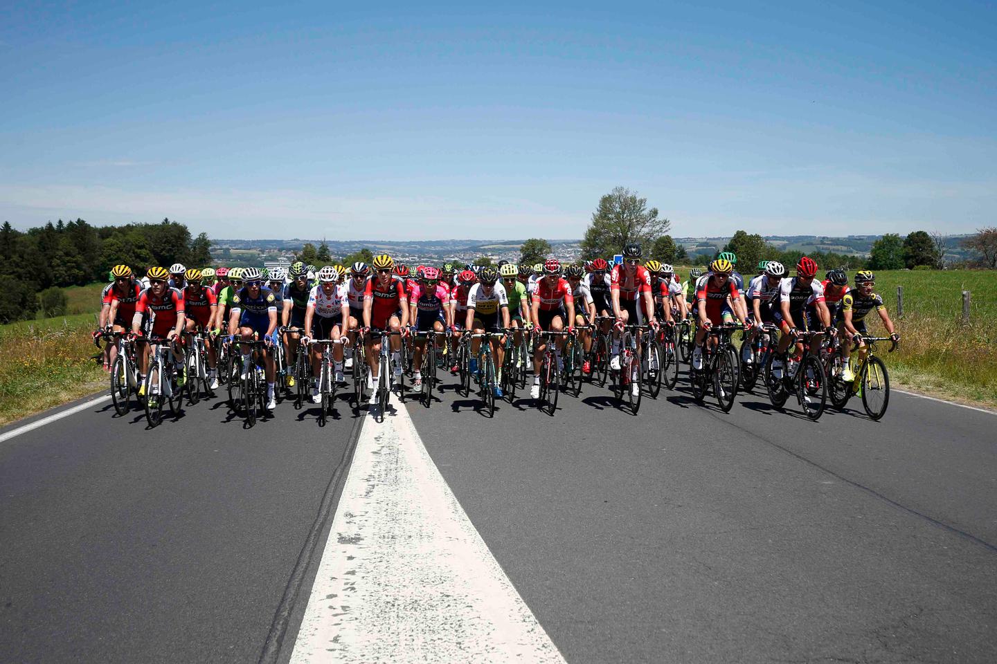 Tour de France : le peloton toujours debout