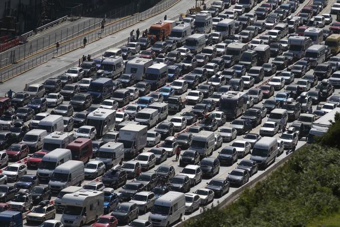 Un énorme embouteillage à Douvres suscite tous les fantasmes